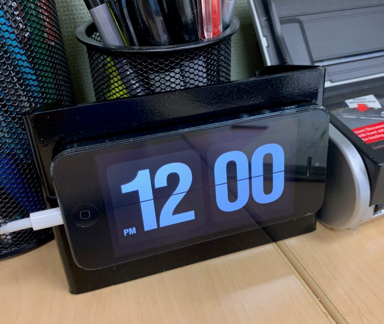 Fun Desk Clock From Recycled iPhone 5 - Webcommand.net